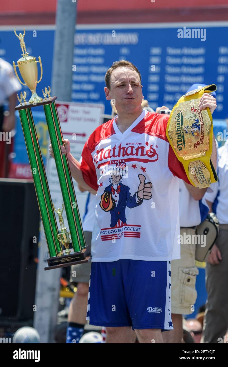 Der konkurrierende Esser Joey 'Jaws' gewinnt den 2017 Nathans Famous 4th of July International ...