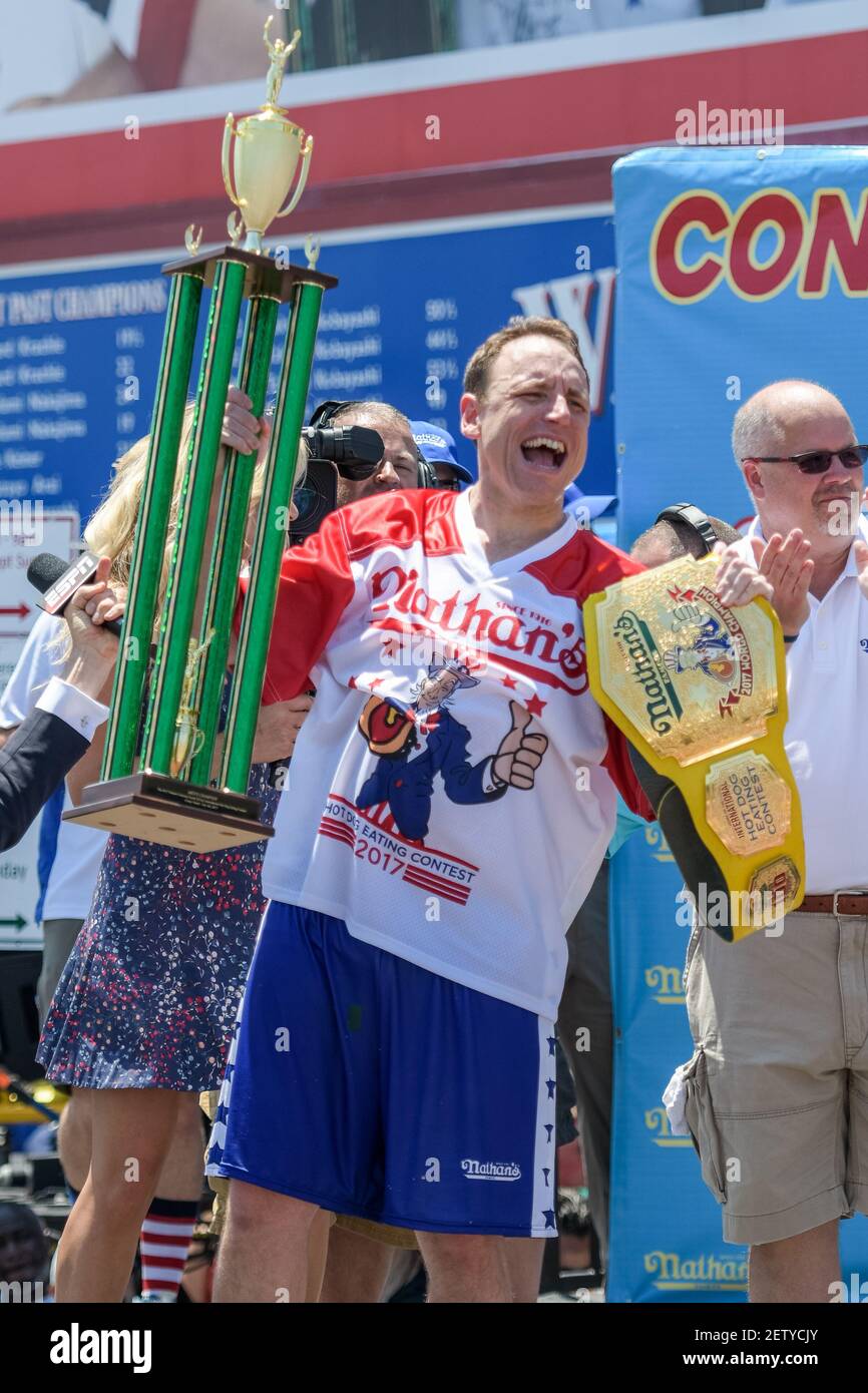 Der konkurrierende Esser Joey 'Jaws' gewinnt den 2017 Nathans Famous 4th of July International ...