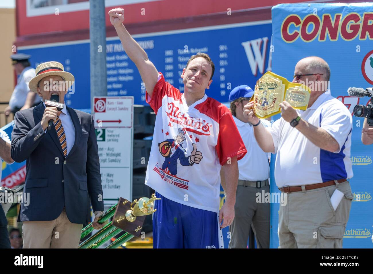 Der konkurrierende Esser Joey 'Jaws' gewinnt den 2017 Nathans Famous 4th of July International ...