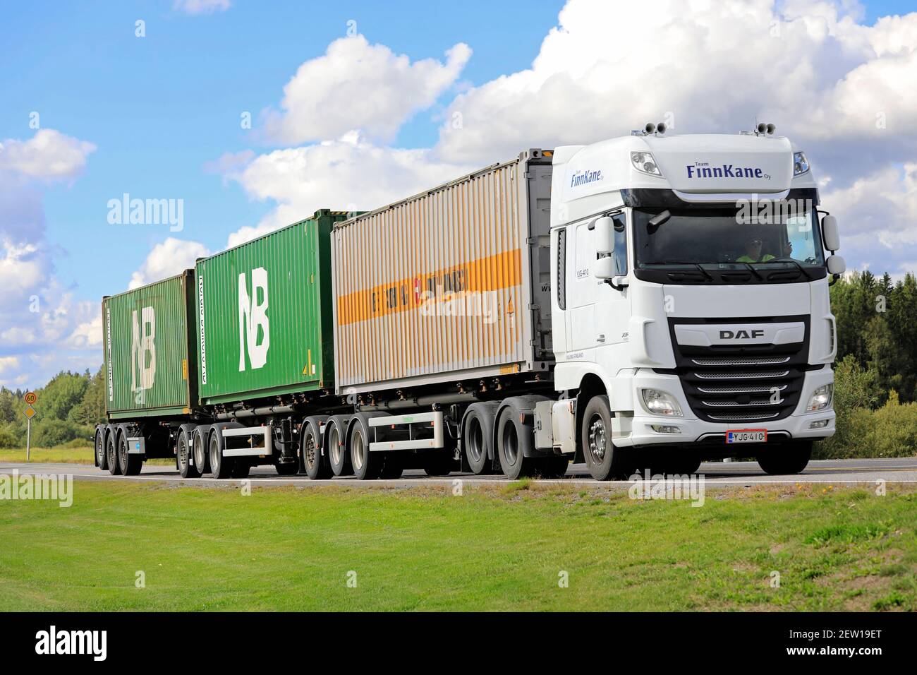 White DAF LKW Finnkane Oy transportiert drei Seecontainer, Straßenzug ...