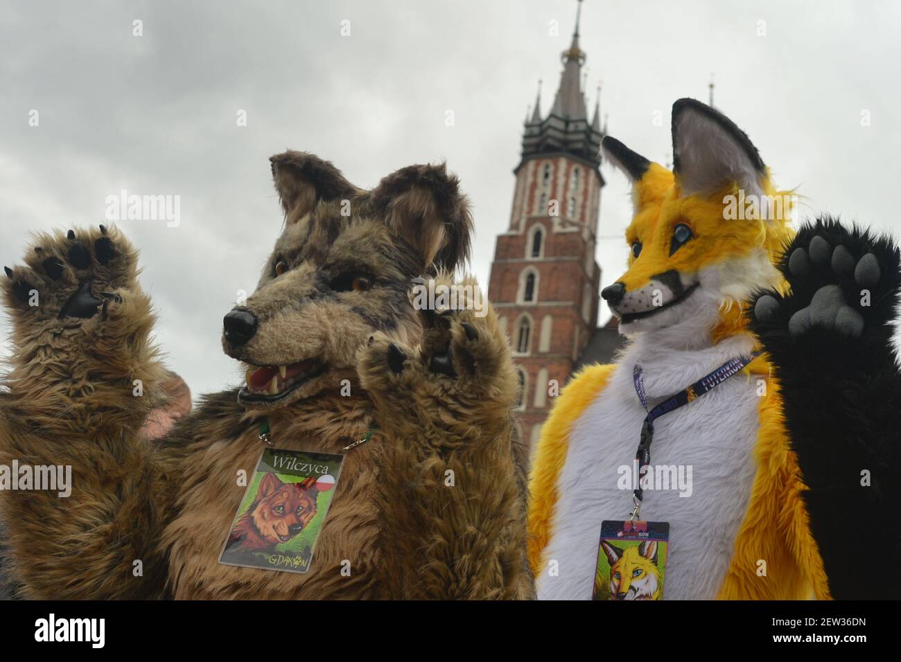 Mitglieder verschiedener Furry Fandom Conventions posieren für ein Foto ...