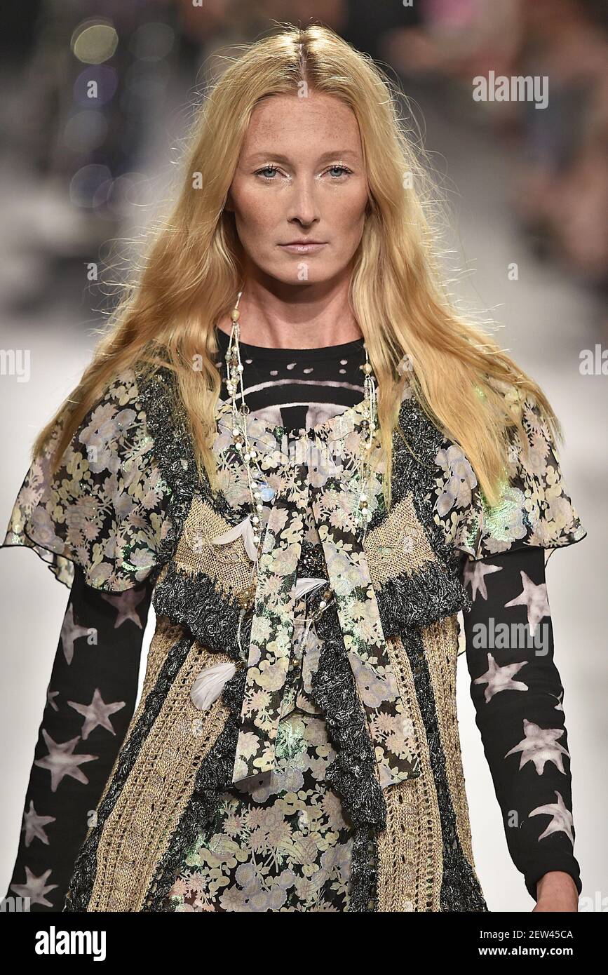 Maggie Rizer läuft auf dem Laufsteg während der Anna Sui Fashion Show ...