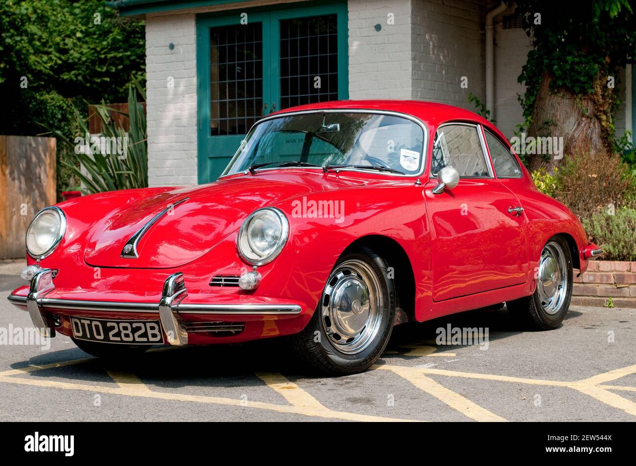 Porsche rot -Fotos und -Bildmaterial in hoher Auflösung – Alamy