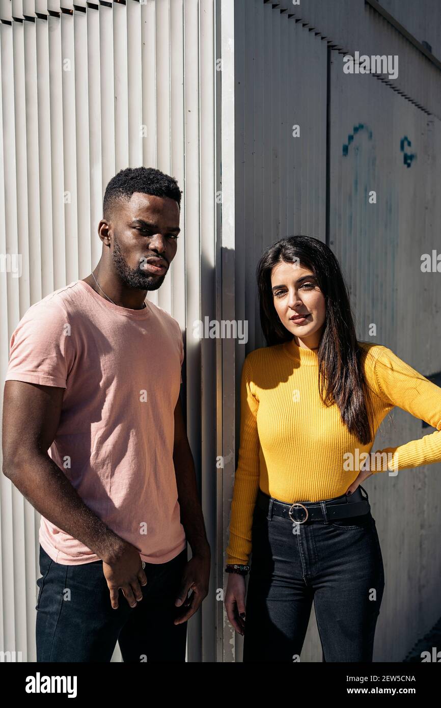 Paar steht nebeneinander -Fotos und -Bildmaterial in hoher Auflösung ...