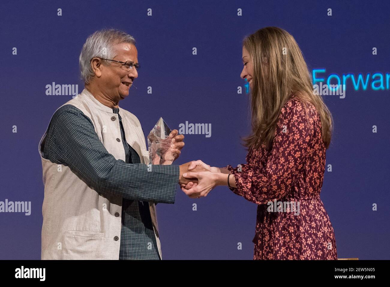 Chelsea Clinton (R) ist mit Muhammad Yunus (L) nach einer ...