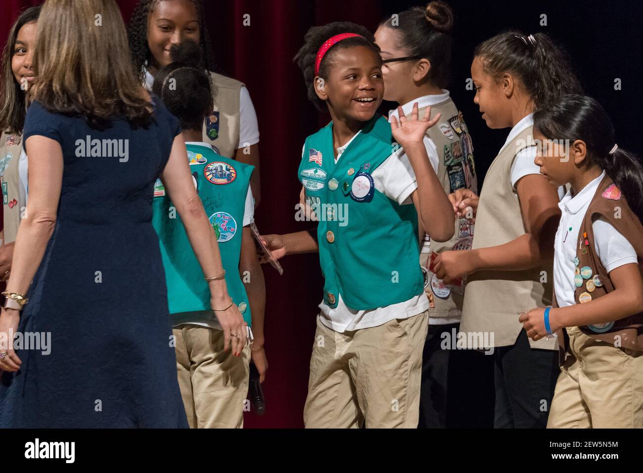 Mitglieder der Girl Scout Truppe 6000 werden nach einer ...