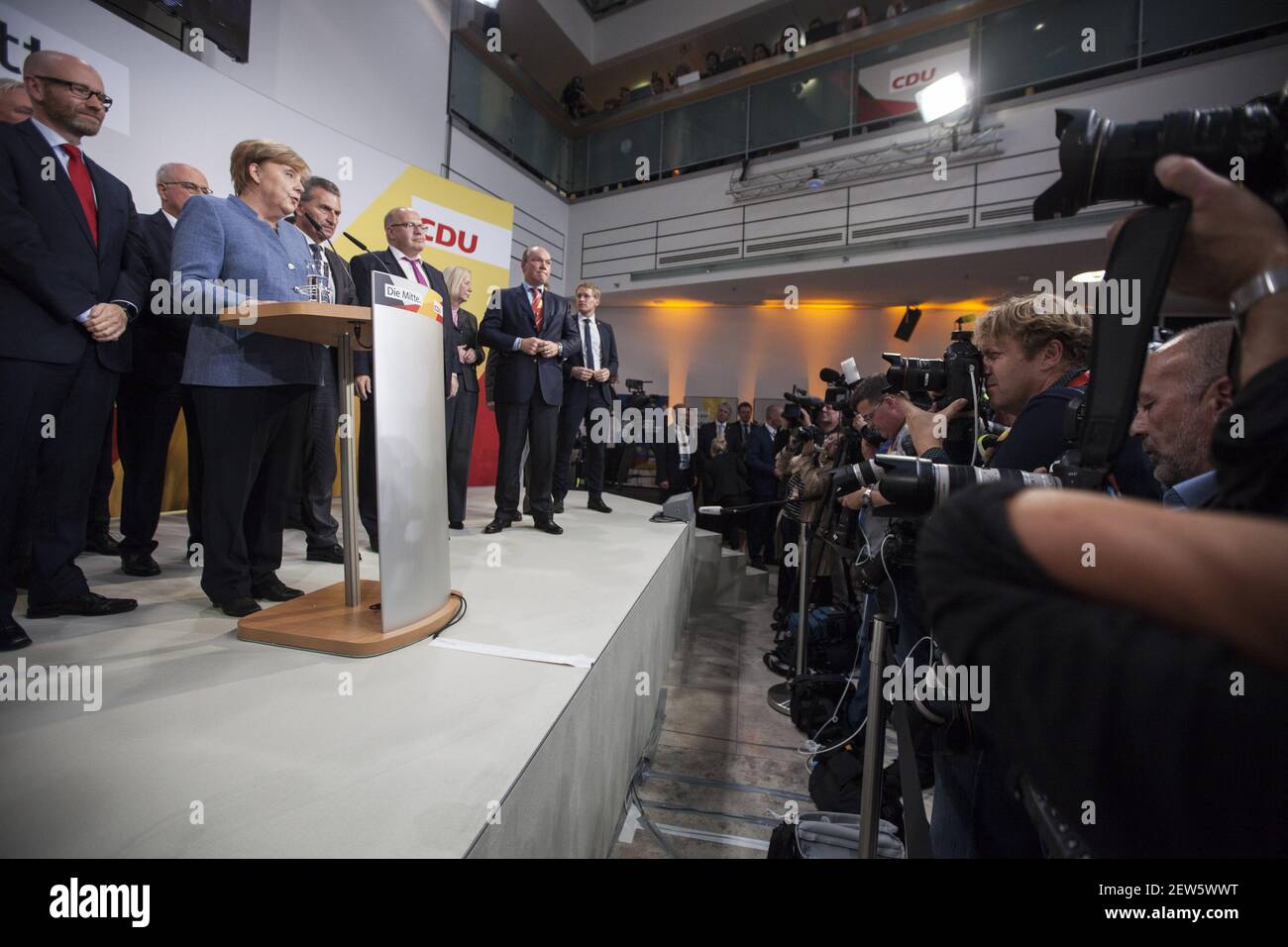 Bundeskanzlerin Angela Merkel wird am 24. September 2017 im Berliner ...