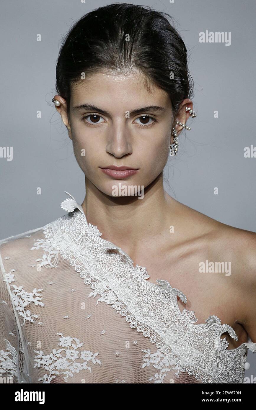 Model Nuria Rothschild läuft auf der Piste während der Saint Laurent ...