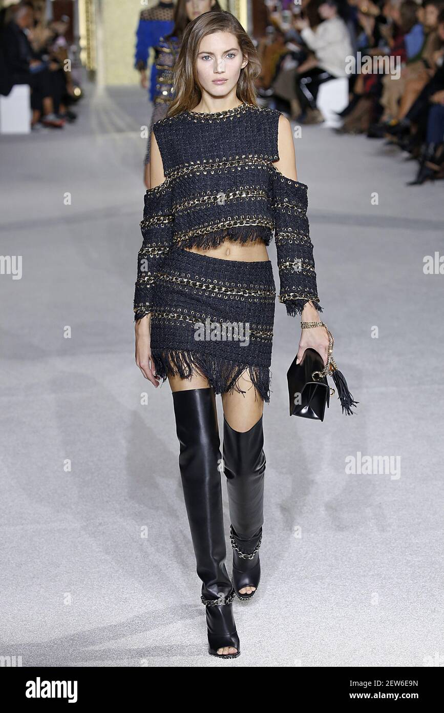 Model Valery Kaufman läuft auf dem Laufsteg während der Balmain Fashion ...