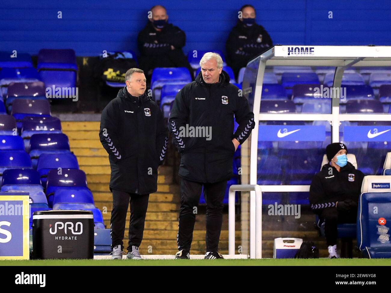 Coventry City-Manager Mark Robins (links) und Assistent Adi Viveash auf ...