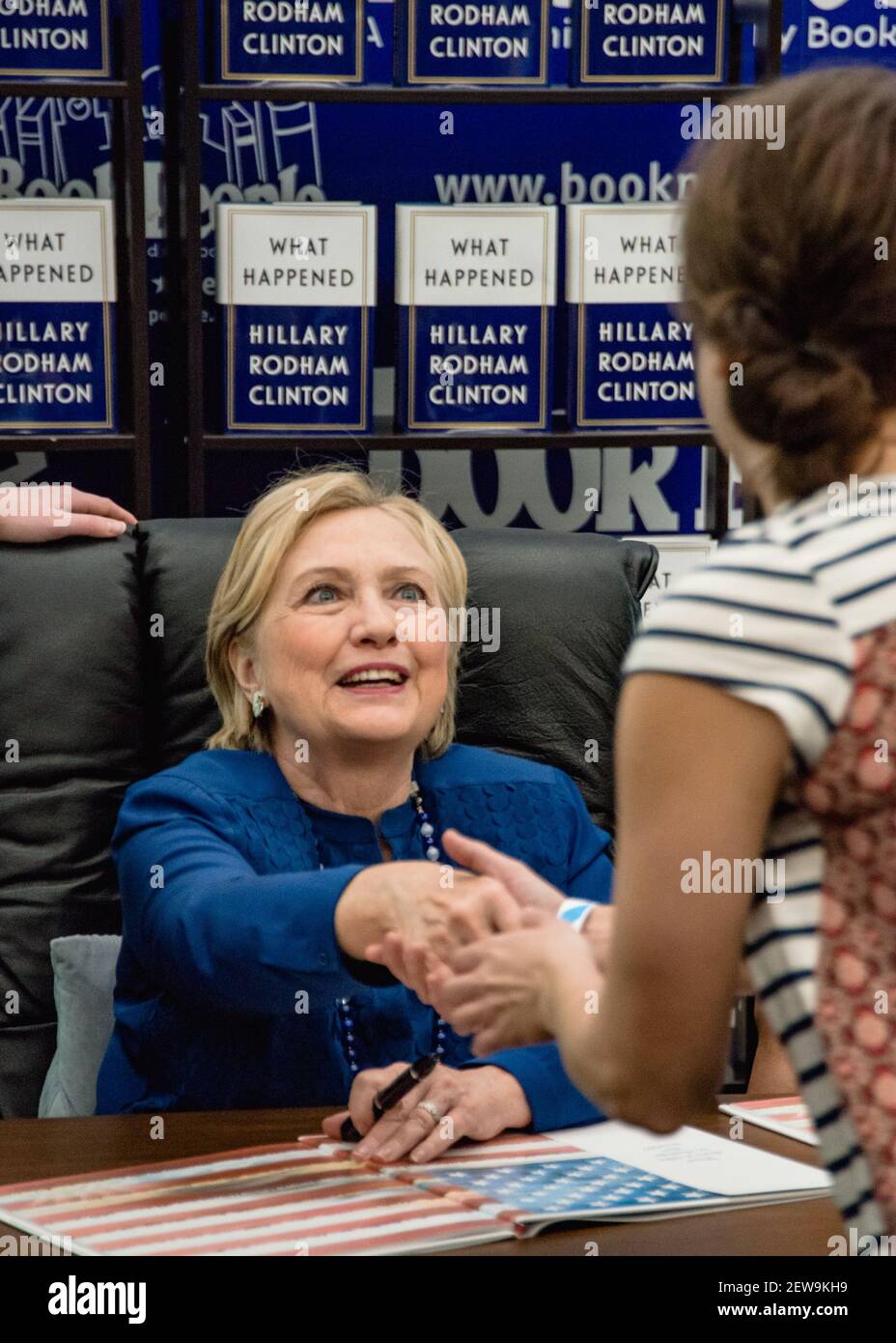 Die ehemalige US-Außenministerin Hillary Rodham Clinton unterschreibt ...