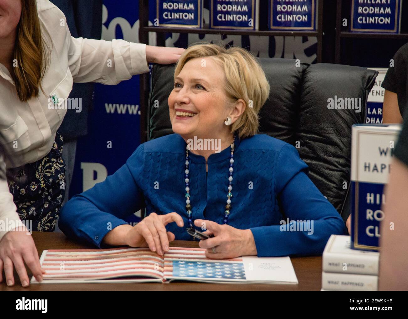 Die ehemalige US-Außenministerin Hillary Rodham Clinton unterschreibt ...