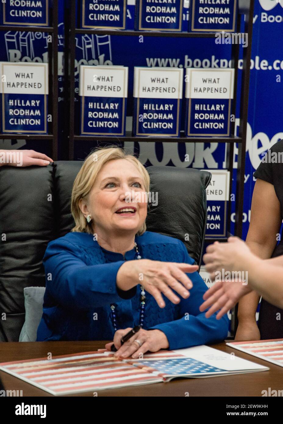 Die ehemalige US-Außenministerin Hillary Rodham Clinton unterschreibt ...