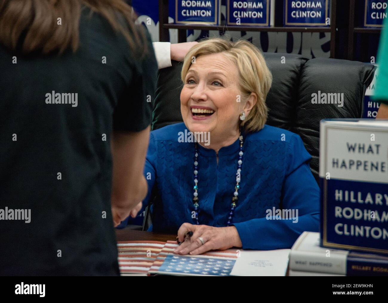 Die ehemalige US-Außenministerin Hillary Rodham Clinton unterschreibt ...