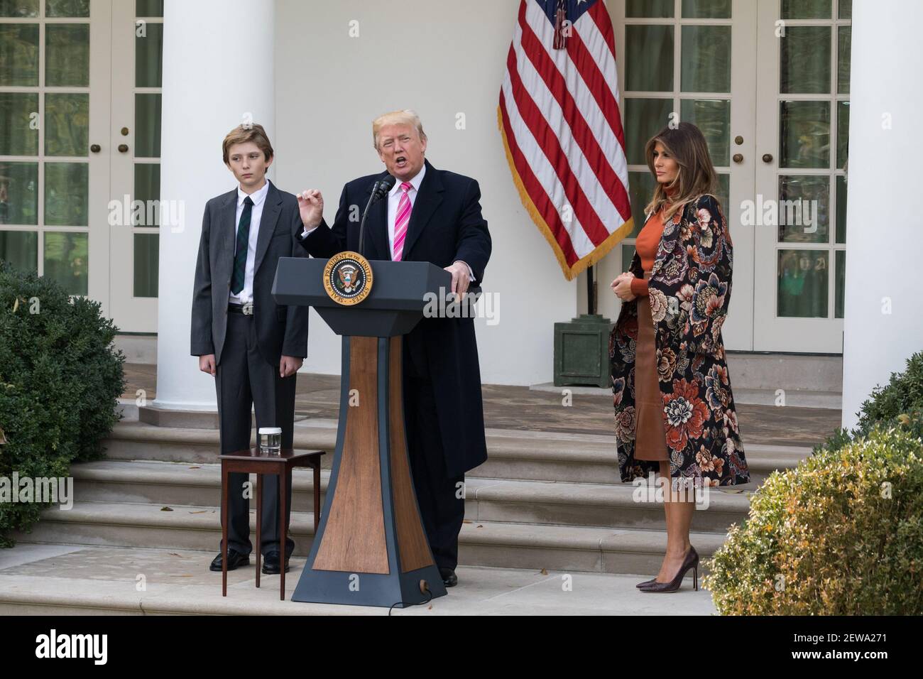 Barron Trump und seine Mutter, First Lady Melania Trump, stehen neben ...