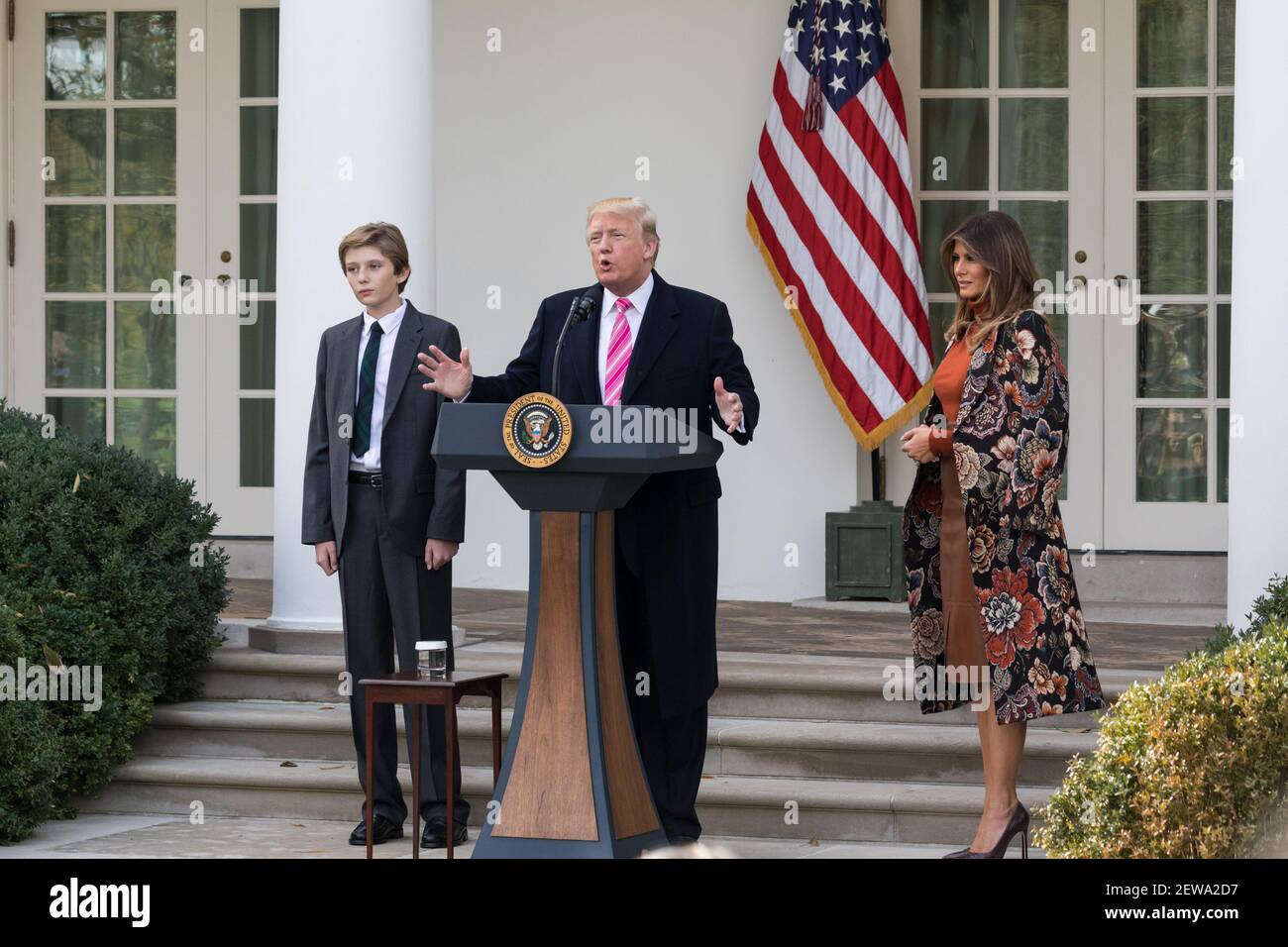 Barron Trump und seine Mutter, First Lady Melania Trump, stehen neben ...