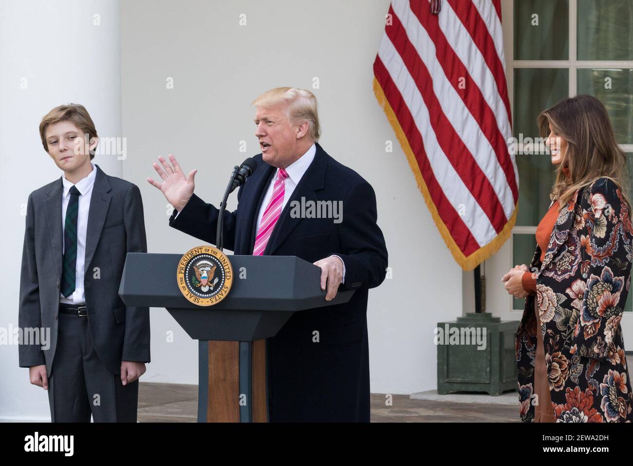 Barron Trump und seine Mutter, First Lady Melania Trump, stehen neben ...