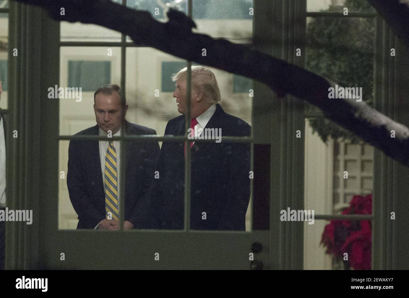 US-Präsident Donald J. Trump spricht mit Senator Mike Lee (R-UT), als ...