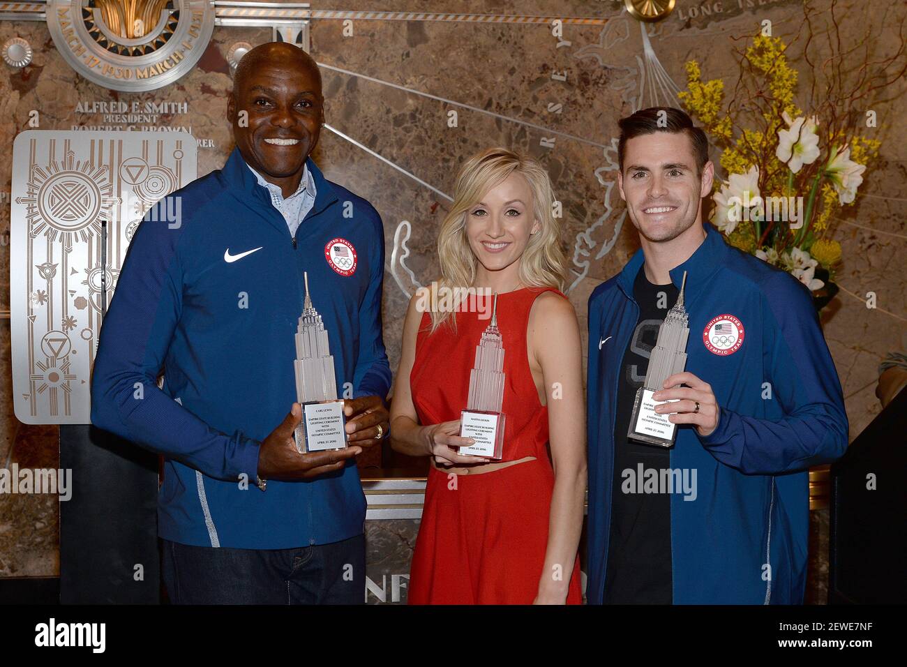 (L-R) die Olympiasieger Carl Lewis, Nastia Liukin und David Boudia ...