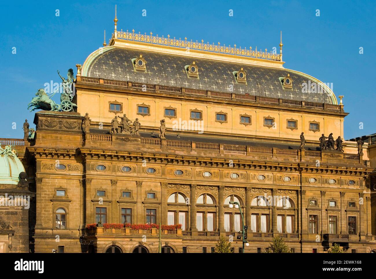 Opernhaus prag -Fotos und -Bildmaterial in hoher Auflösung – Alamy