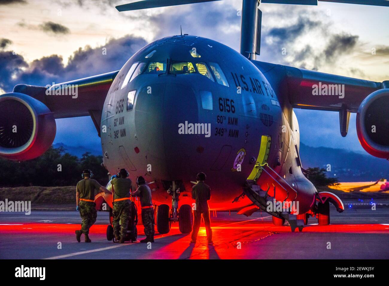 Luftwaffe unterstützt einen Transport Isolation System Betrieb auf der ...