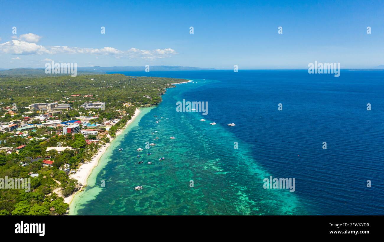 Luftaufnahme von oben auf Sandstrand, Palmen und Meer. Alona Strand und azurblaues Wasser ...