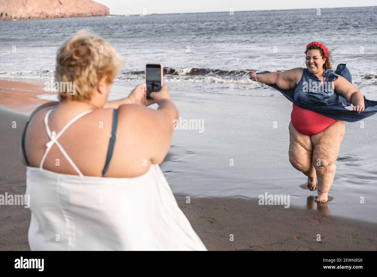 Dicke frauen am strand bikini video -Fotos und -Bildmaterial in hoher Auflösung – Alamy