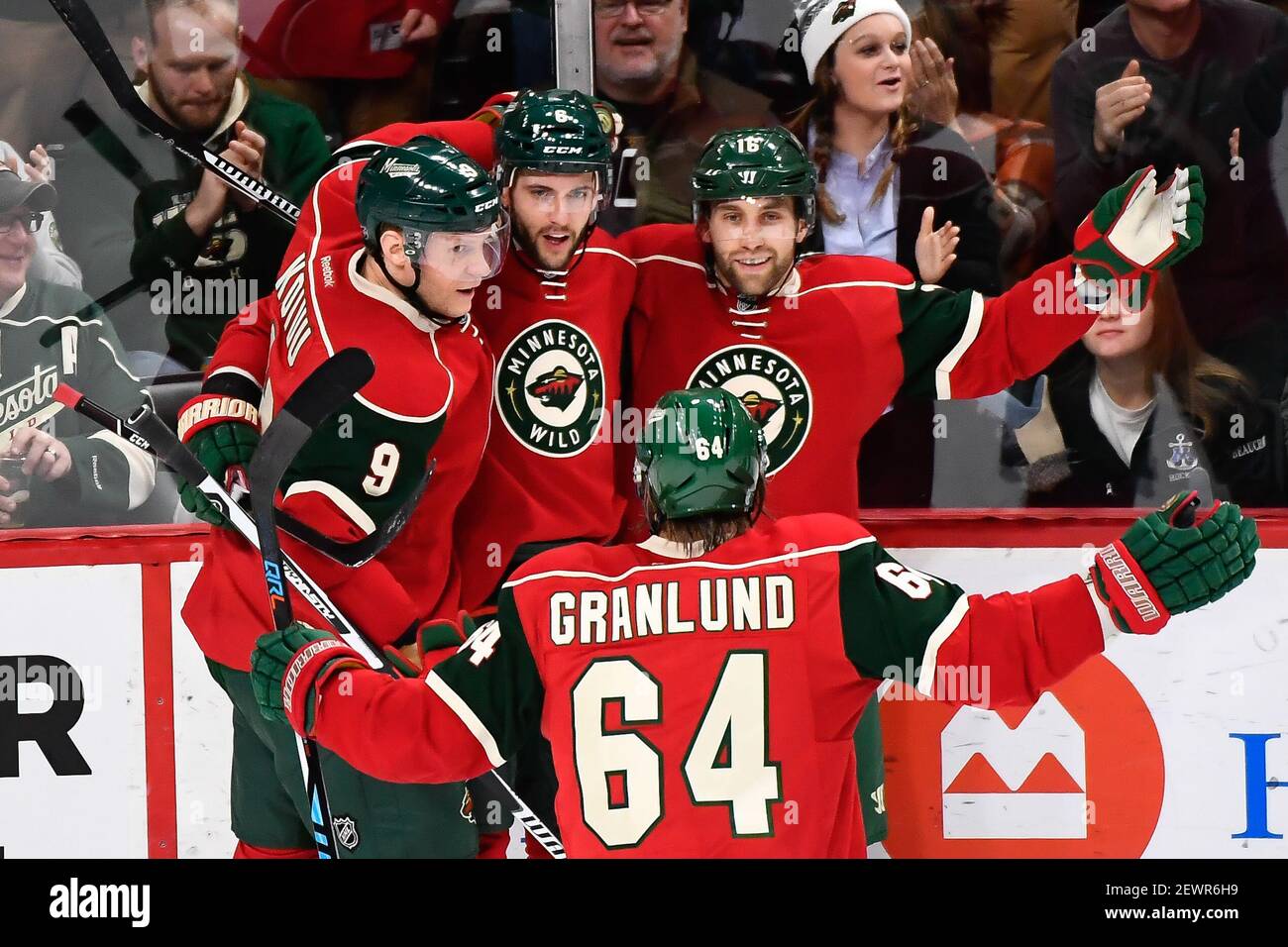 Minnesota Wild Spieler, darunter Mitte Mikko Koivu (9), Verteidiger ...