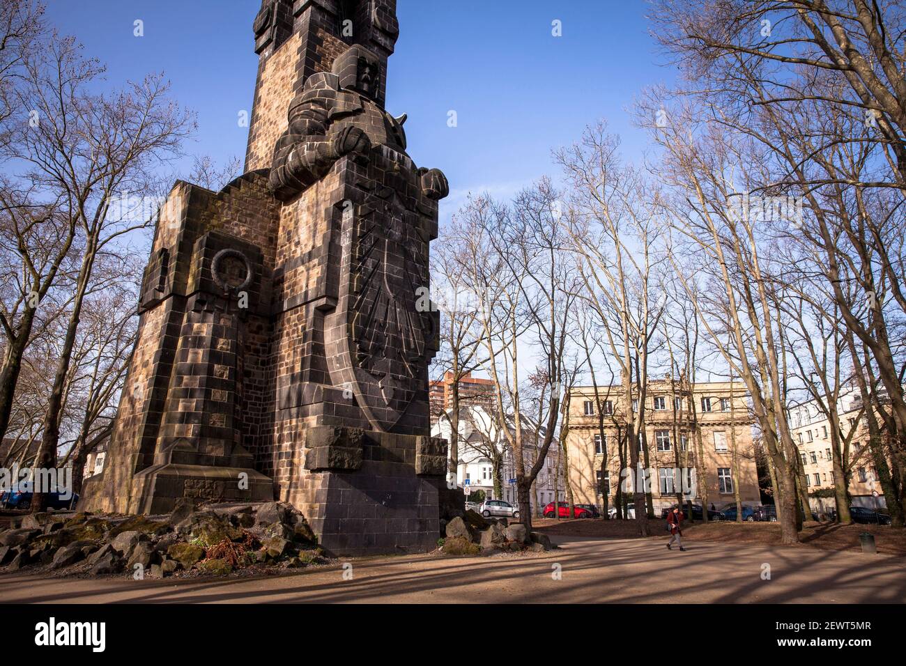 Der Bismarckturm an der Straßenecke Gustav-Heinemann-Ufer ...