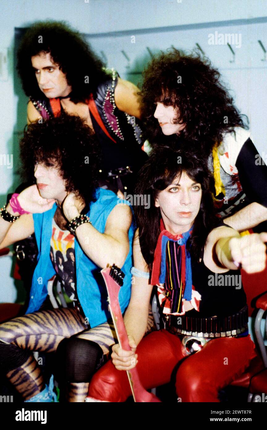Stehend: Gene Simmons/The Demon und Eric Carr/The Fox, sitzend: Paul ...