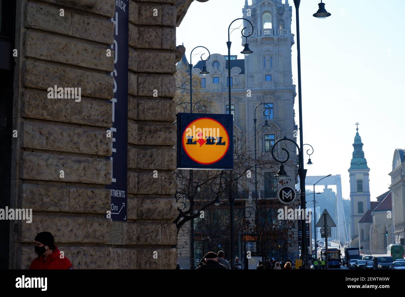 Budapest, Ungarn - 3. März 2021: LIDL Supermarkt und Logo im Zentrum ...