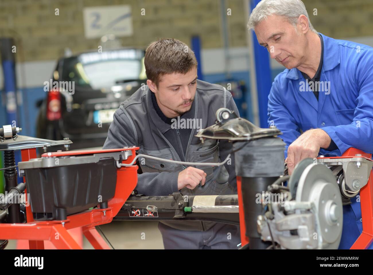 Berufliche autoreparatur -Fotos und -Bildmaterial in hoher Auflösung ...
