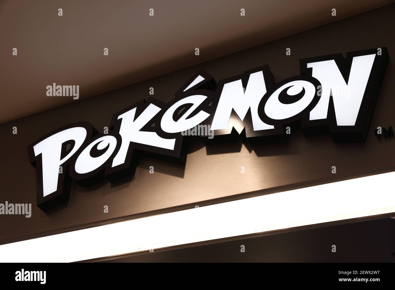 Pokemon-Logo an einer Wand im Pokemon Center Shibuya.mit ...