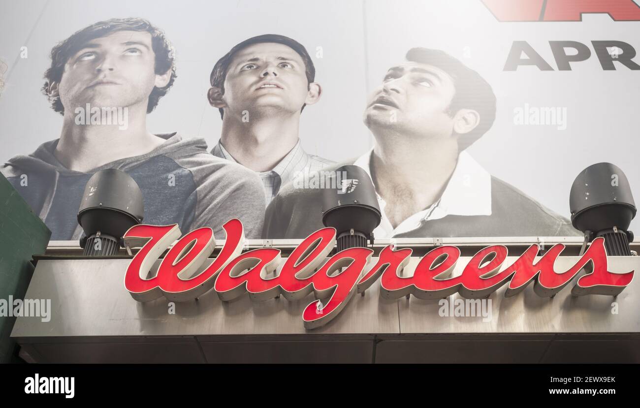 Die Walgreens Drogerie am One Times Square in New York ist am Freitag ...