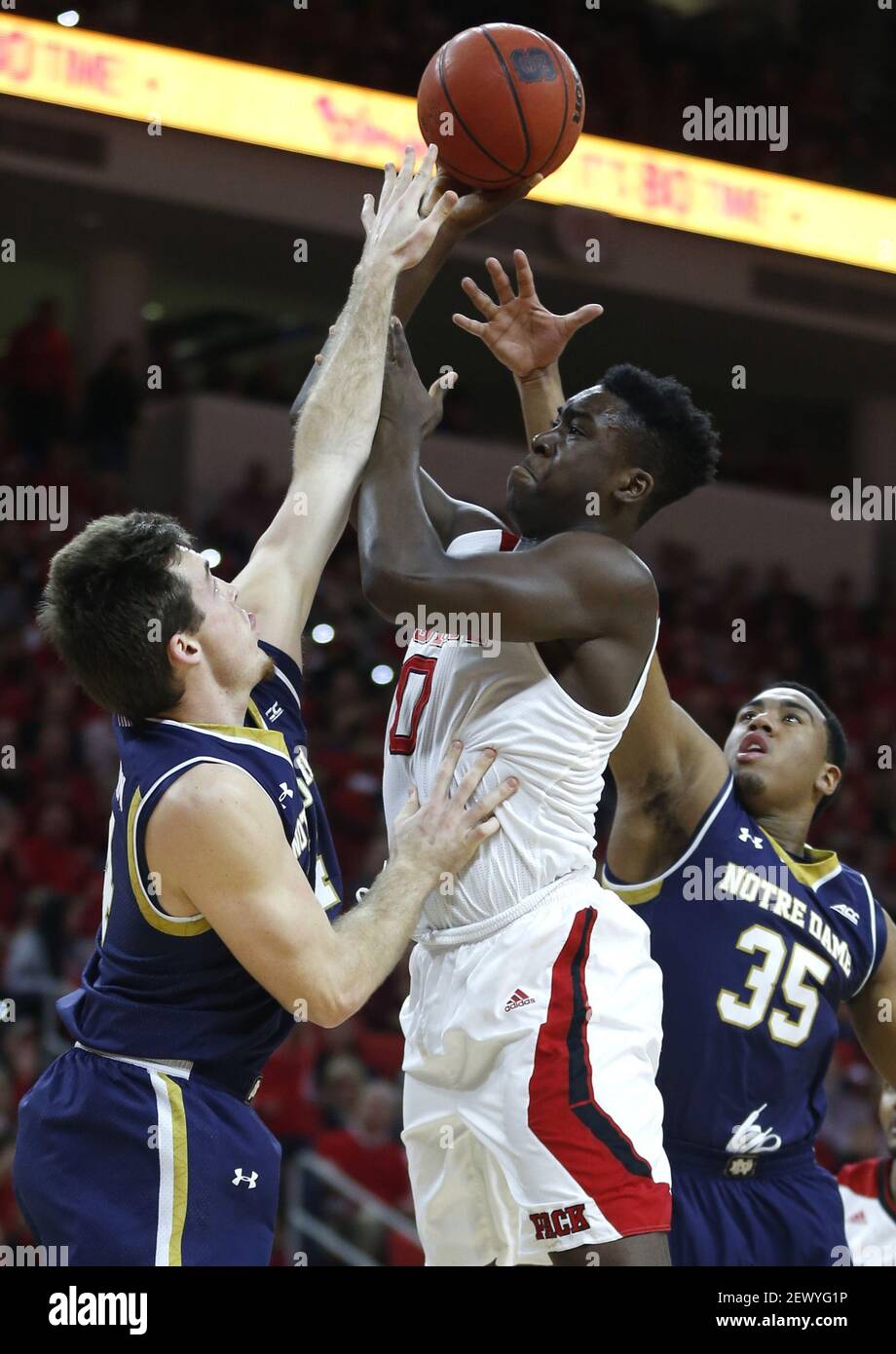 Abdul-Malik Abu (0) des Staates North Carolina schießt, während Pat ...