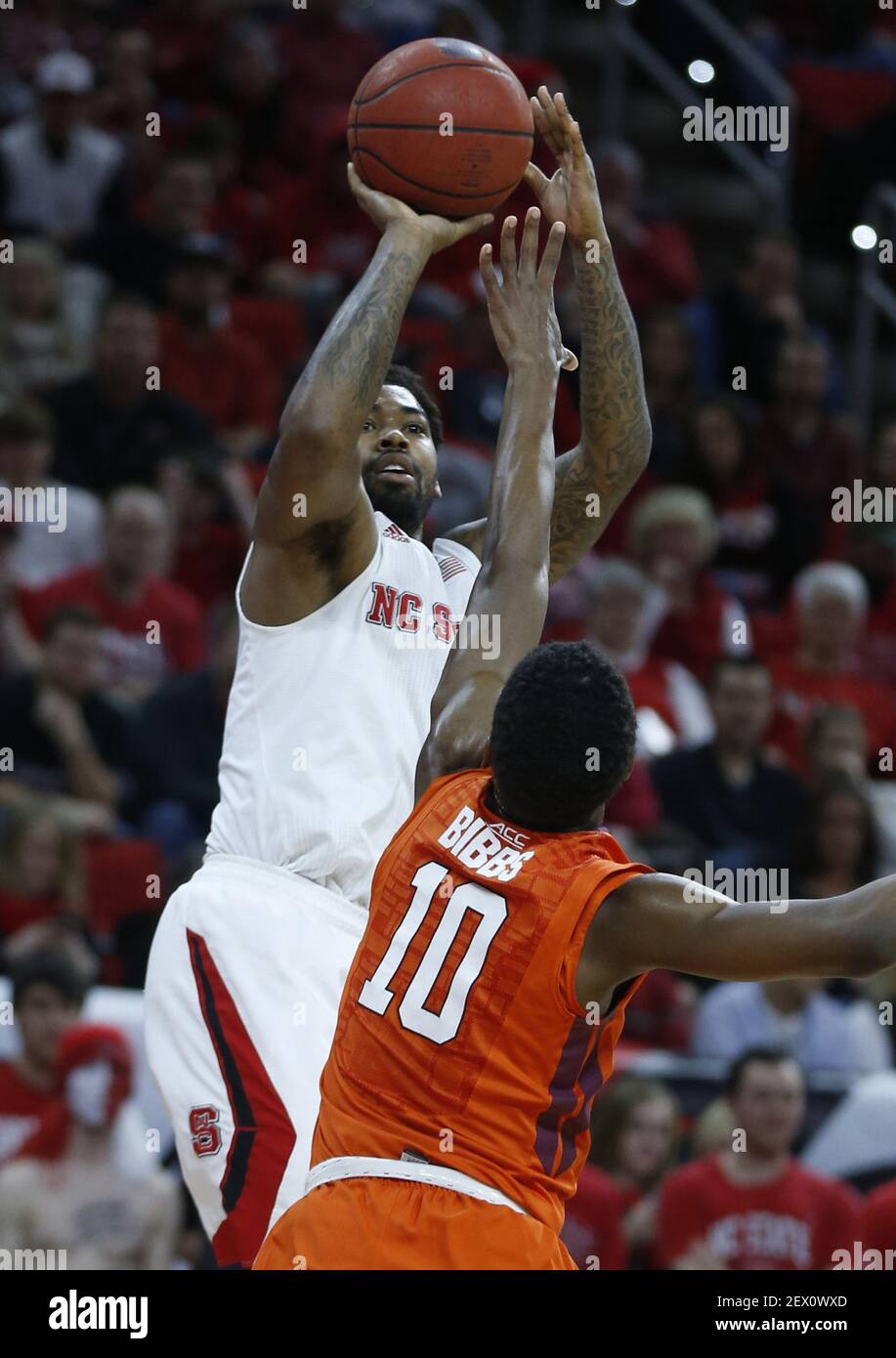 Trevor Lacey vom Bundesstaat North Carolina bohrt einen Schuss, während ...