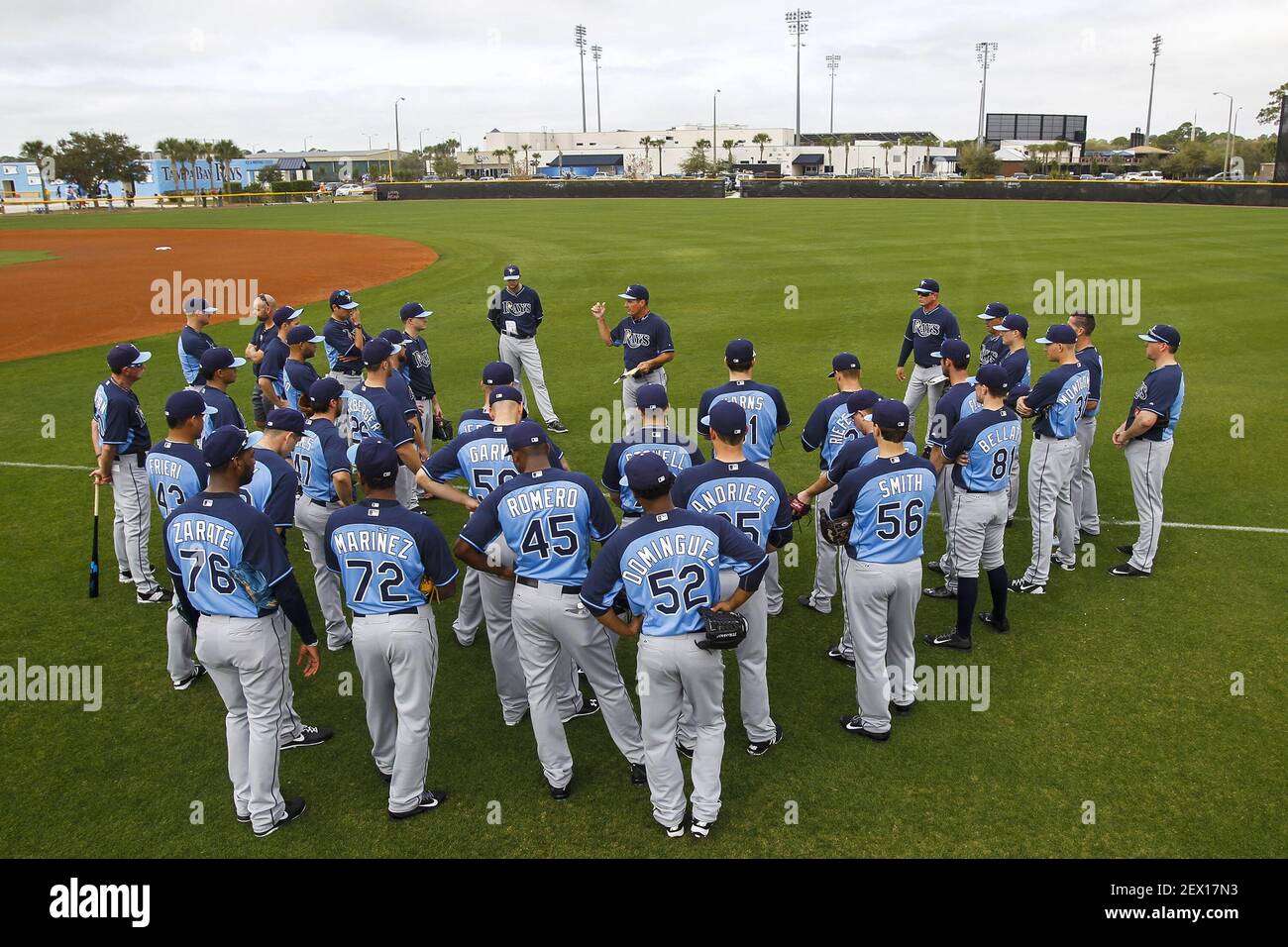 Tampa Bay Rays Pitching Coach Jim Hickey (48) trifft sich mit Pitchers ...