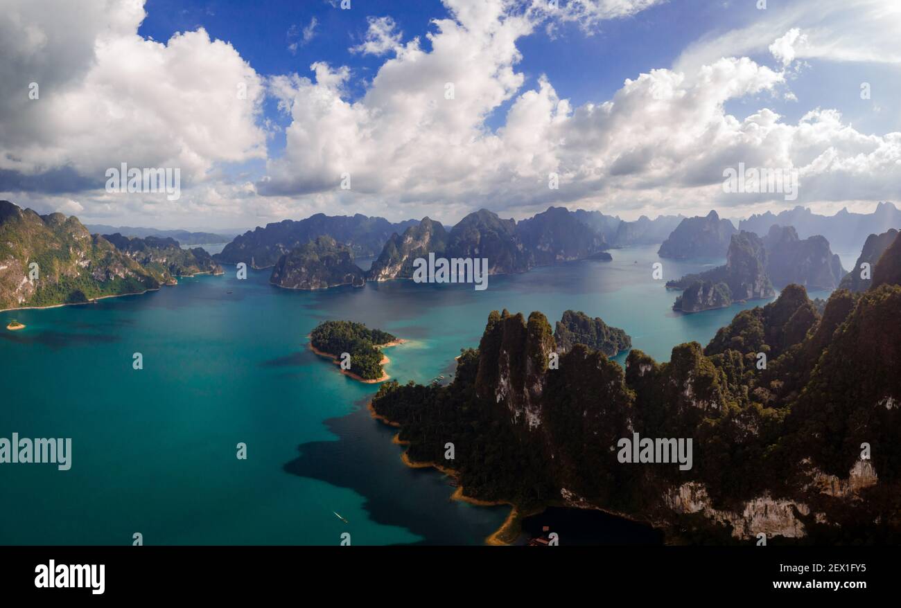 Khao Sok Thailand, malerische Berge am See im Khao Sok Nationalpark ...