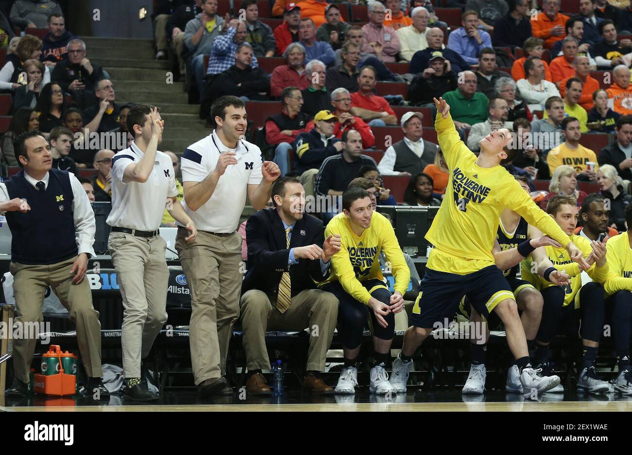 Die Michigan Wolverines Bank feiert einen drei-Punkte-Korb gegen die ...