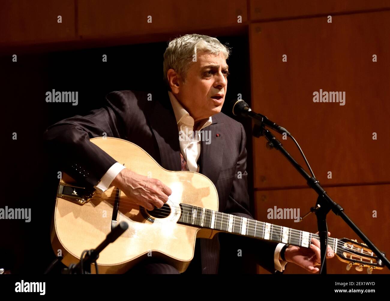Enrico Macias tritt bei der Eröffnungsnacht des 2015 New York Sephardic ...