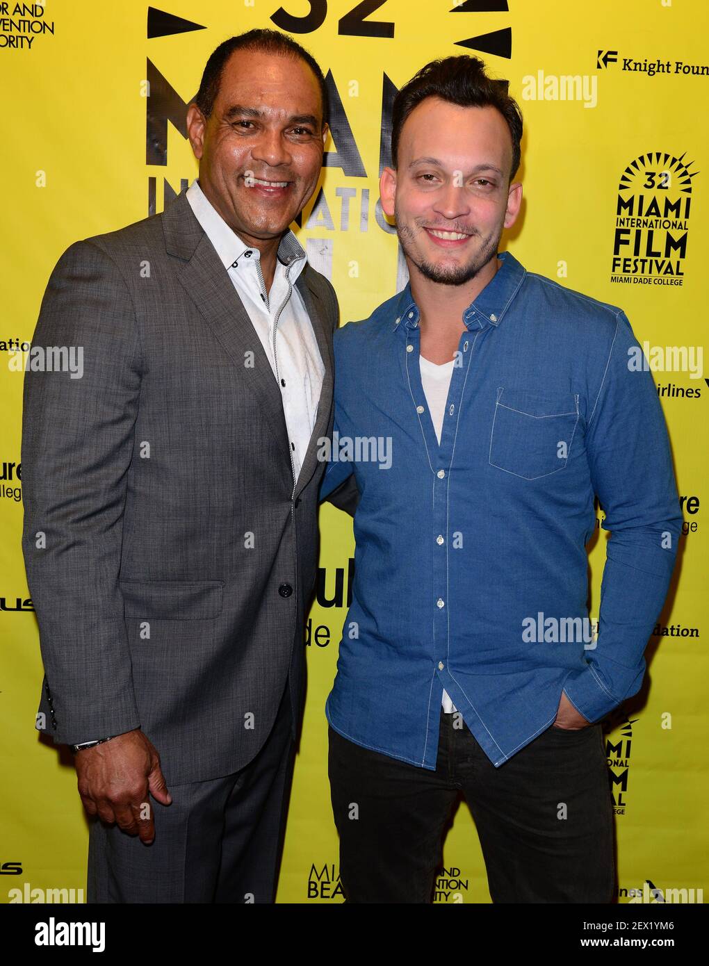 Dr. Rudolph G. Moise und Regisseur und Produzent Ben Patterson nehmen ...