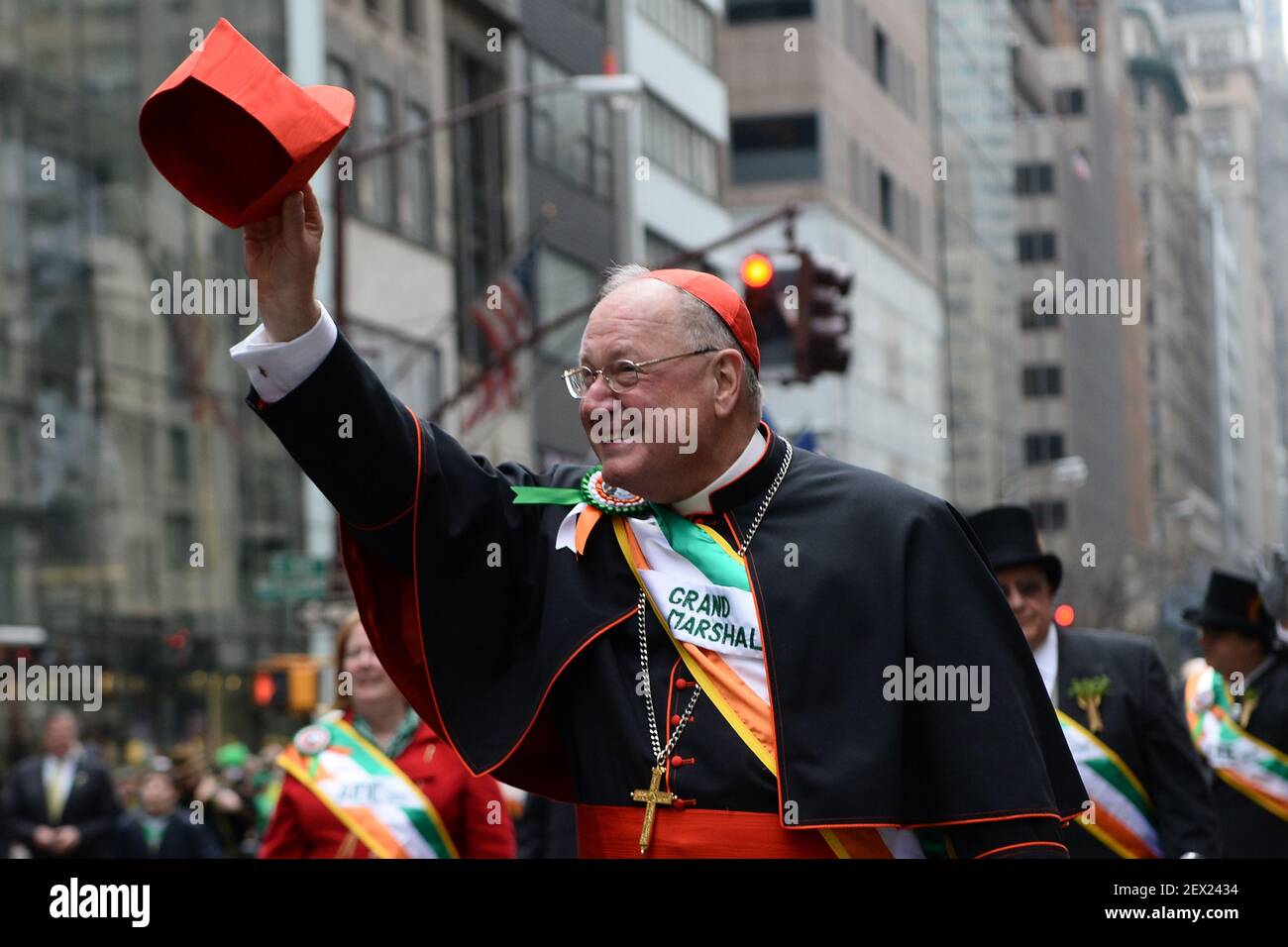 Grand Marshall Kardinal Timothy Dolan macht seinen Weg auf 5th Avenue ...