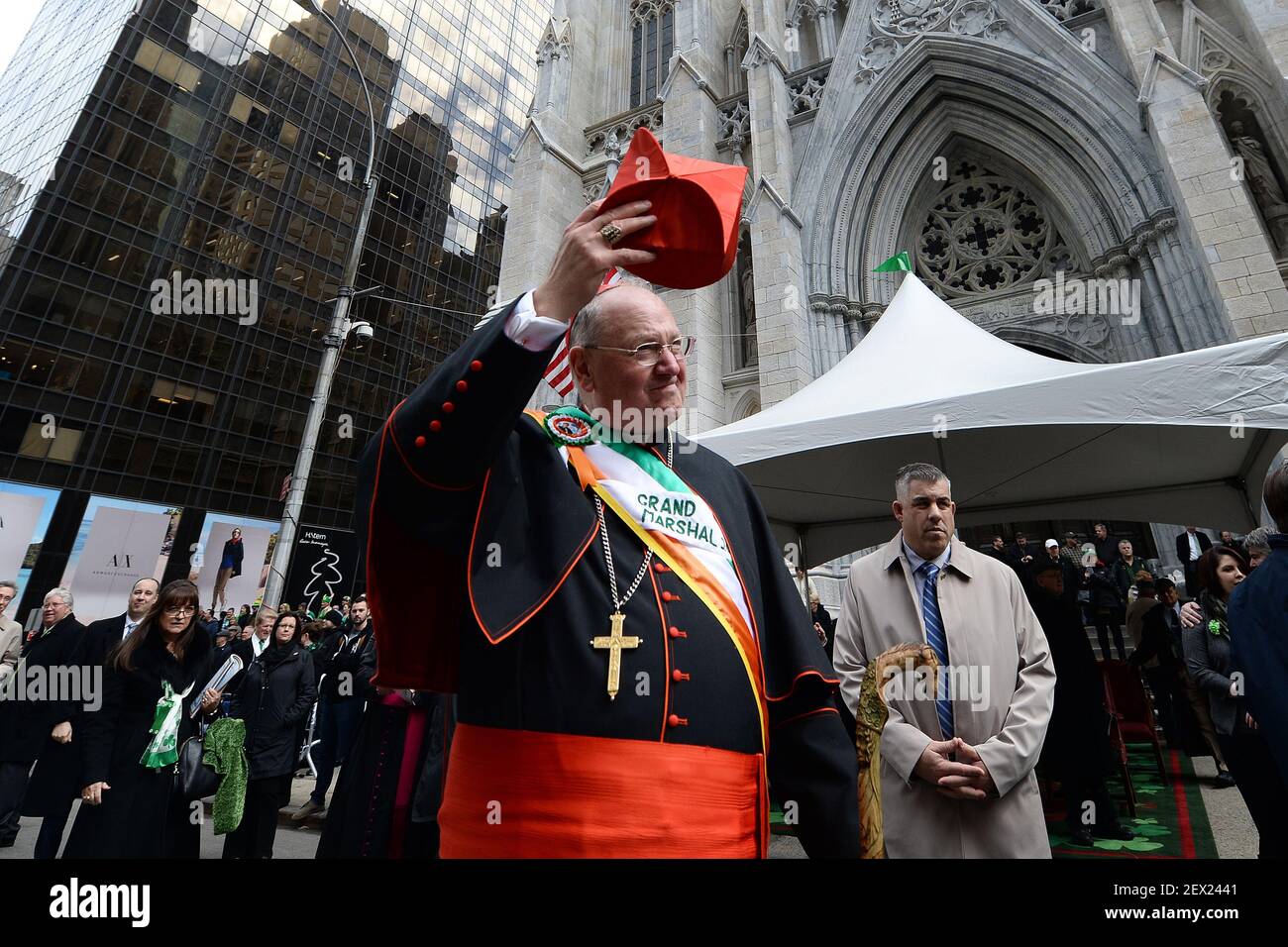 Grand Marshall Kardinal Timothy Dolan macht seinen Weg auf 5th Avenue ...