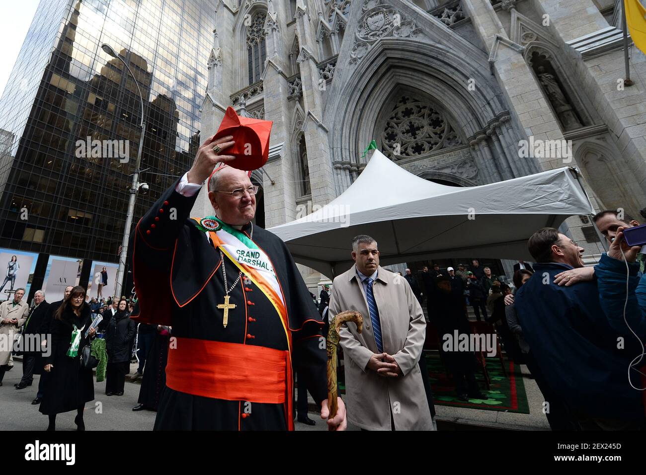 Grand Marshall Kardinal Timothy Dolan macht seinen Weg auf 5th Avenue ...