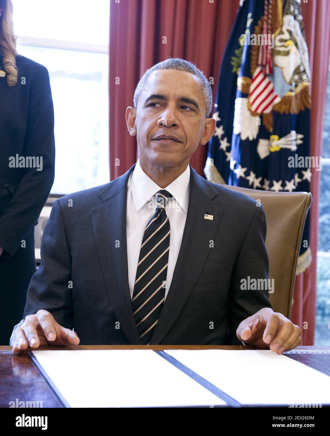 US Pr sident Barack Obama Unterzeichnet Eine Executive Order Mit Dem us-pr-sident-barack-obama-unterzeichnet-eine-executive-order-mit-dem