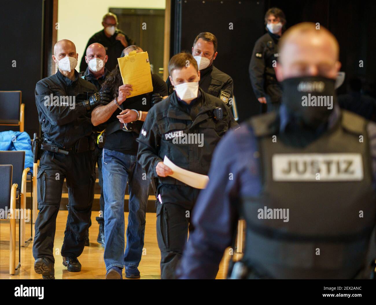 Flüchtling handschellen -Fotos und -Bildmaterial in hoher Auflösung – Alamy