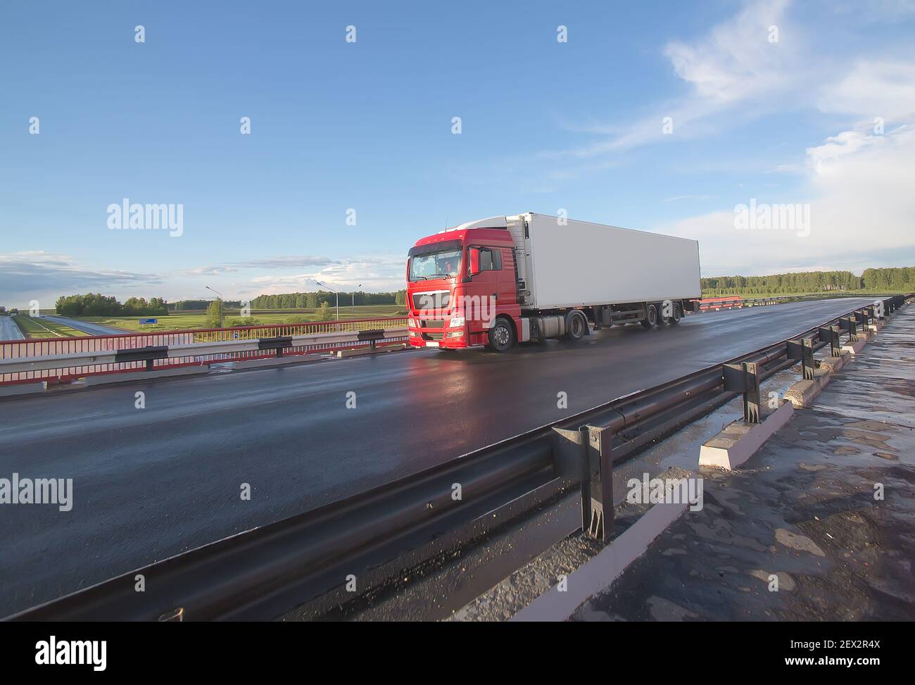 Großer LKW fährt auf der Autobahn Stockfotografie - Alamy