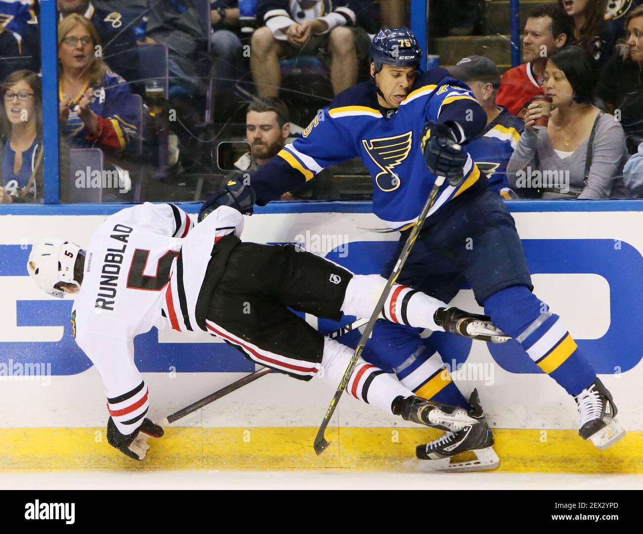 Die St. Louis Blues' Ryan Reaves, rechts, klopft die Chicago Blackhawks ...