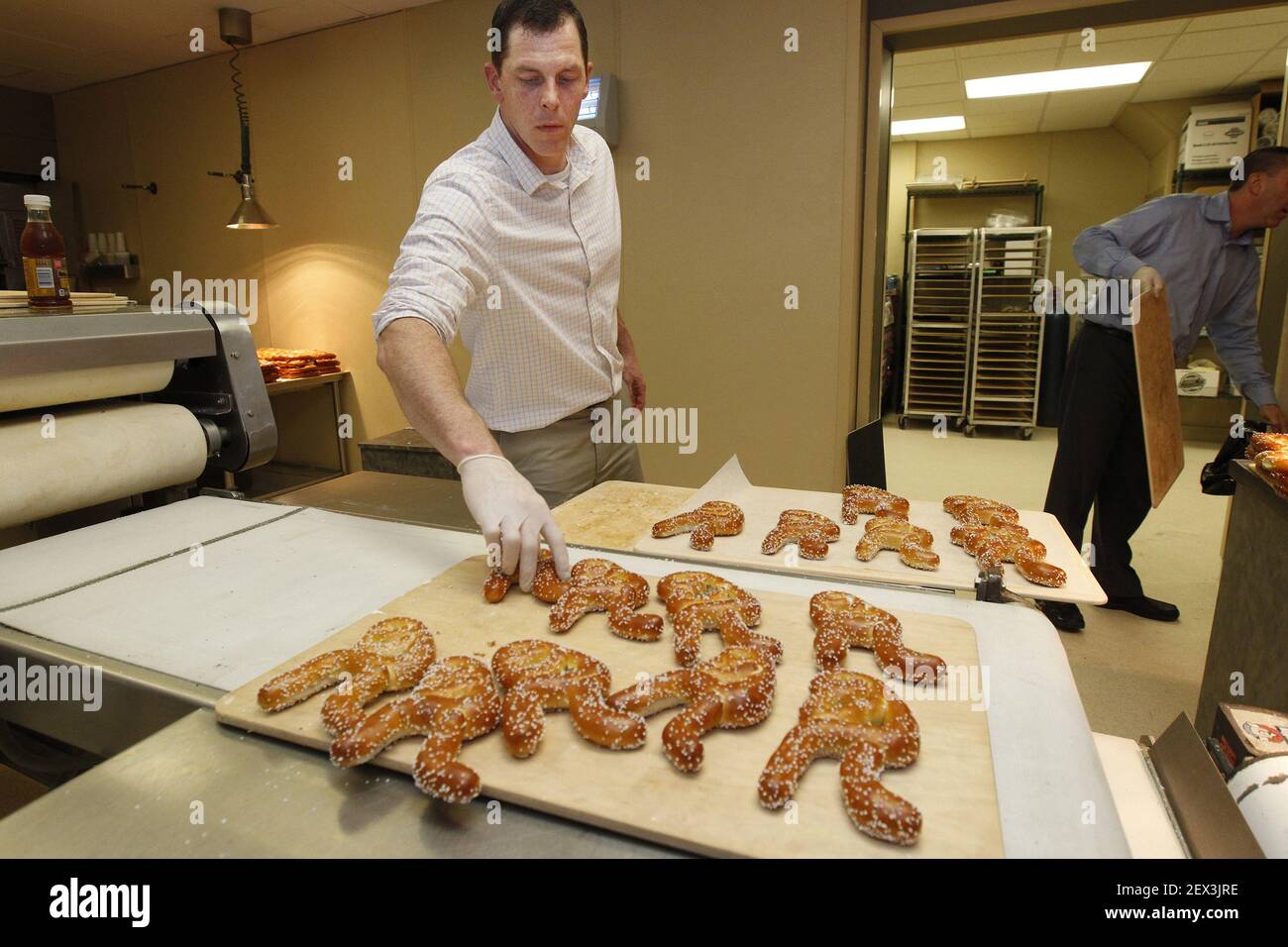 Dave Bee, in der Philly Pretzel Factory in Mayfair, gibt gerade ...