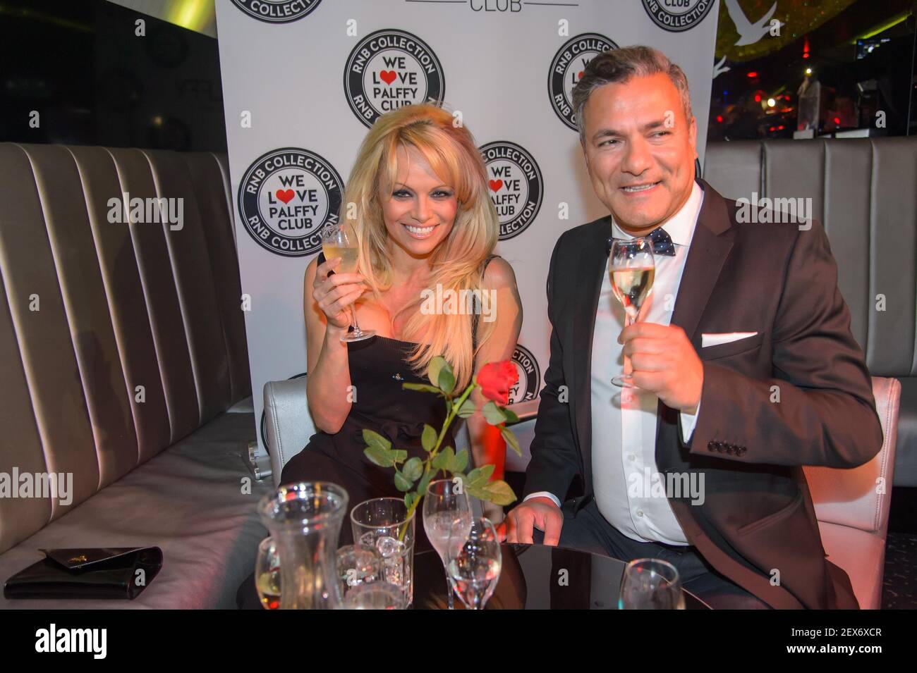 Pamela Anderson besucht am 19. Juni 2015 den Club Palffy in Wien. Pamela ANDERSON, Shahin NEJAD ...